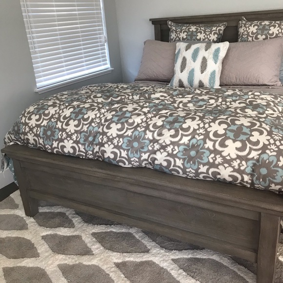 Real Simple | Bedding | Real Simple Brand Quilt And Shams | Poshmark